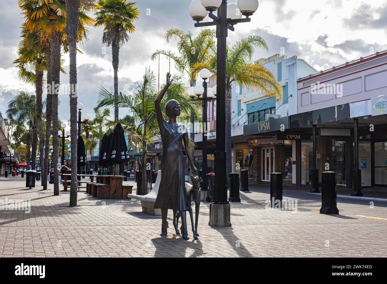 Bronze statue, Napier, New Zealand Stock Photo - Alamy