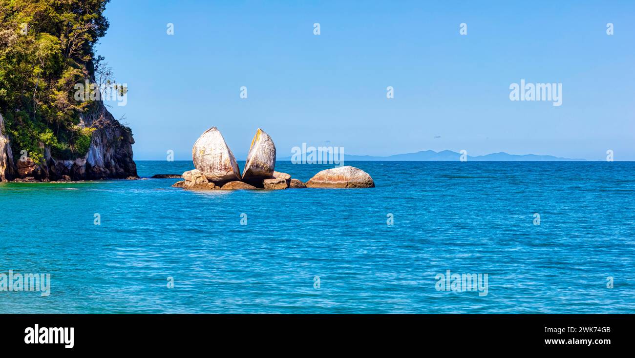 Split Apple Rock, Tasman Bay, Kaiteriteri, New Zealand Stock Photo - Alamy