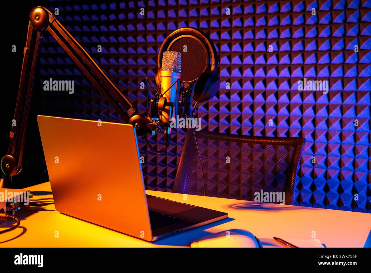 Professional podcasting studio hi-res stock photography and images - Alamy