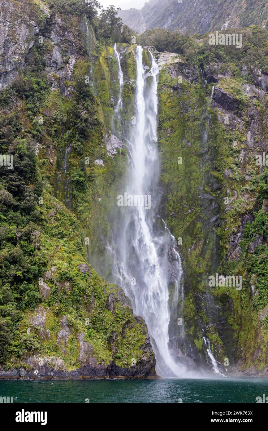 Stirling Falls, Milford Sound, Fiordland National Park, Neuseeland ...