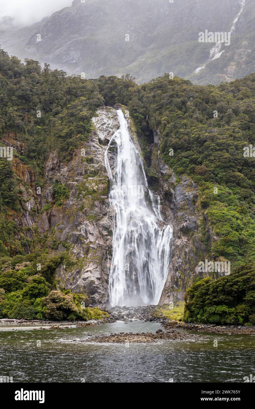 Bowen Falls, Milford Sound, Fiordland National Park, Neuseeland Stock ...