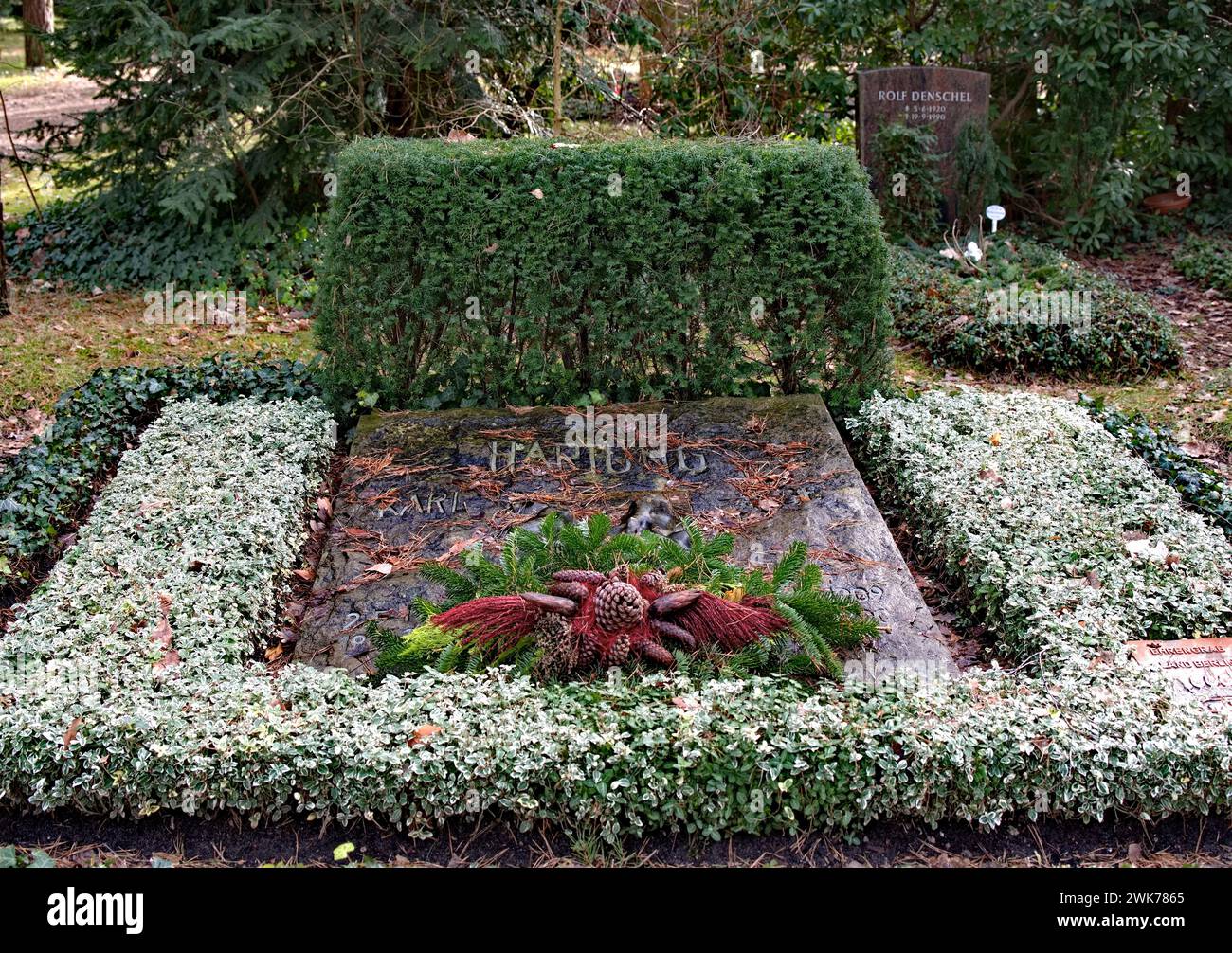 Grave of honour of the sculptor Karl Hartung, Zehlendorf Forest ...