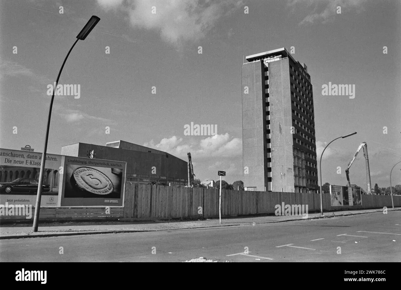 The Bellevue Tower in front of the demolition on 10 October 1993 ...