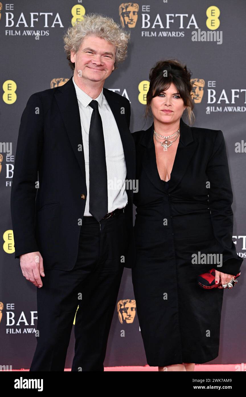 Simon Farnaby mit Ehefrau Claire Keelan bei der Verleihung der BAFTA ...