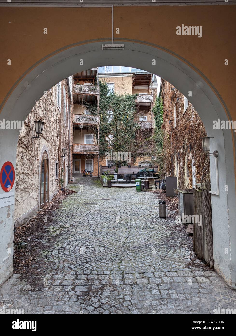 Upper windows hi-res stock photography and images - Alamy