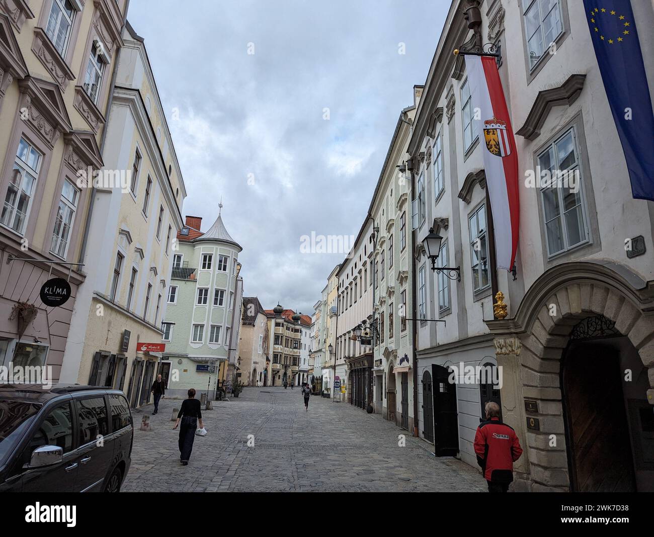 Lined with buildings hi-res stock photography and images - Alamy