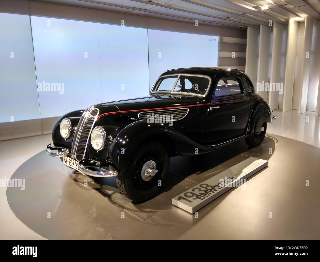 Car display room hi-res stock photography and images - Alamy