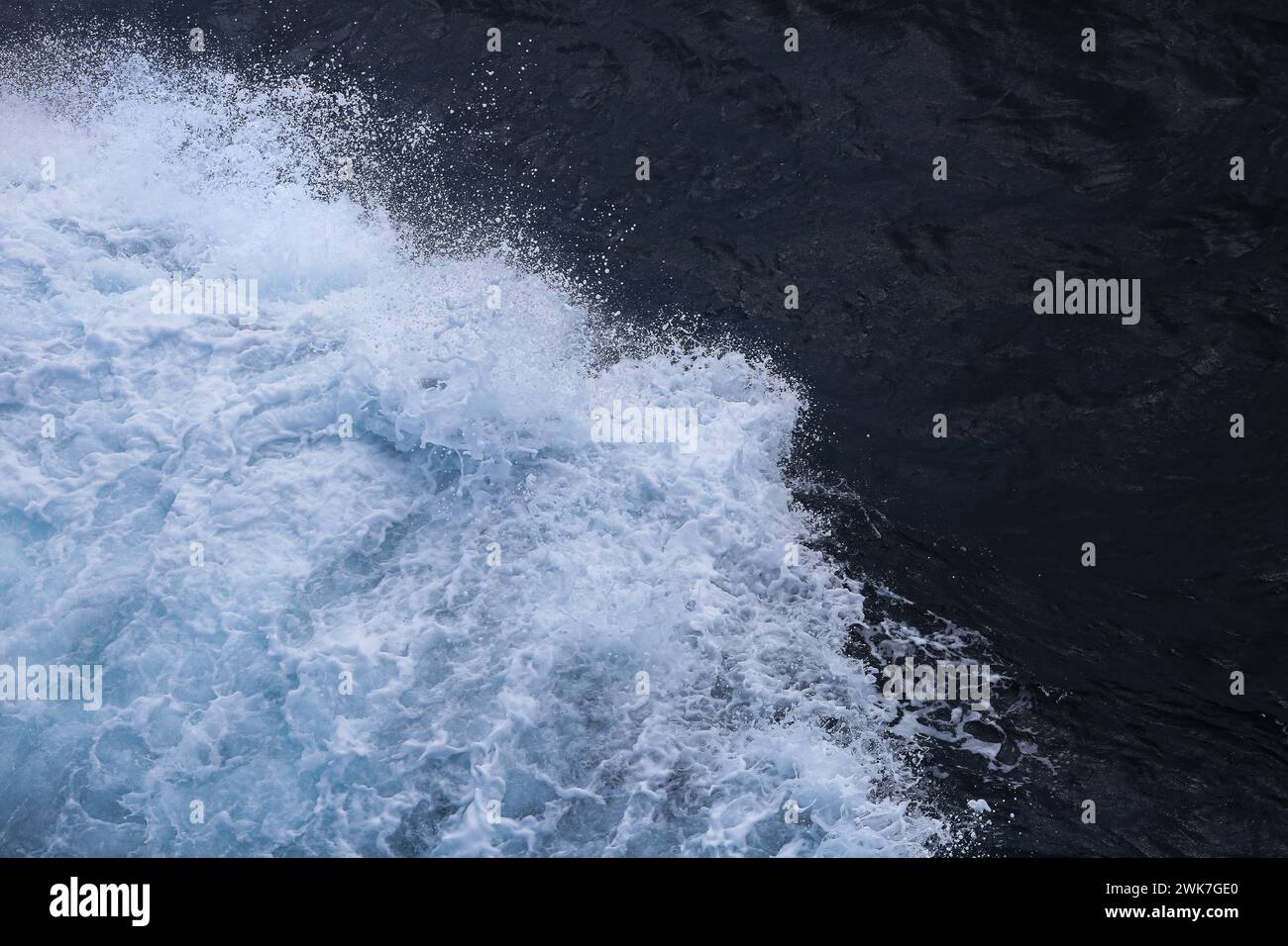 Ships bow wave hi-res stock photography and images - Alamy