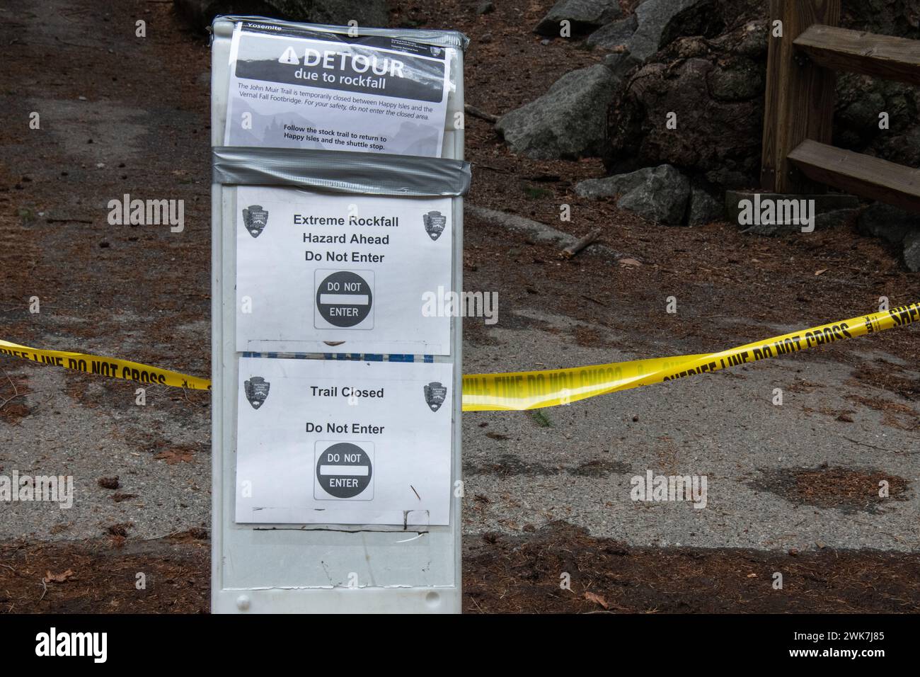 Trail closed sign hi-res stock photography and images - Alamy