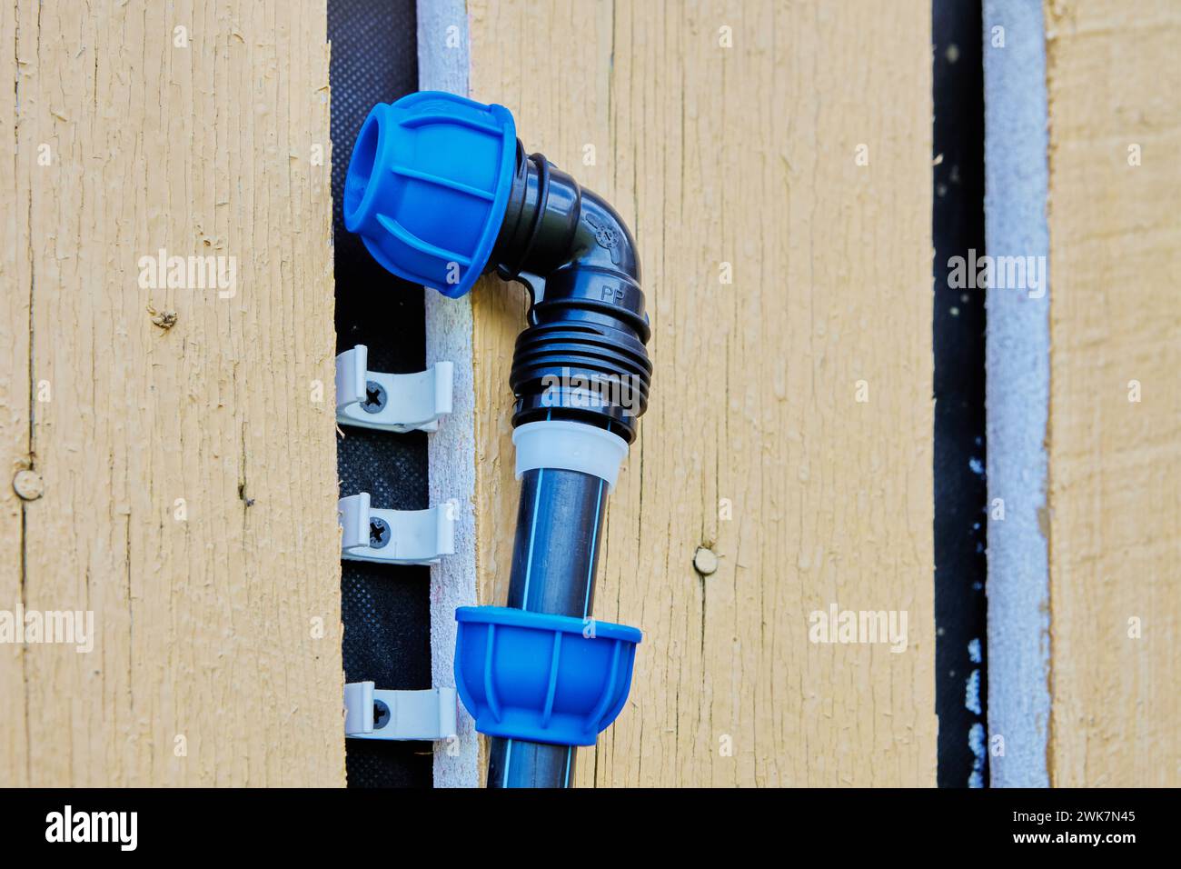 Compression screw clamp device for elbow fitting for HDPE pipes ...