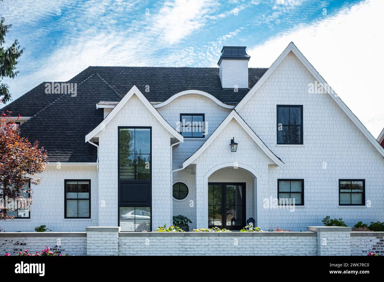 Rich family house suburban hi-res stock photography and images - Alamy
