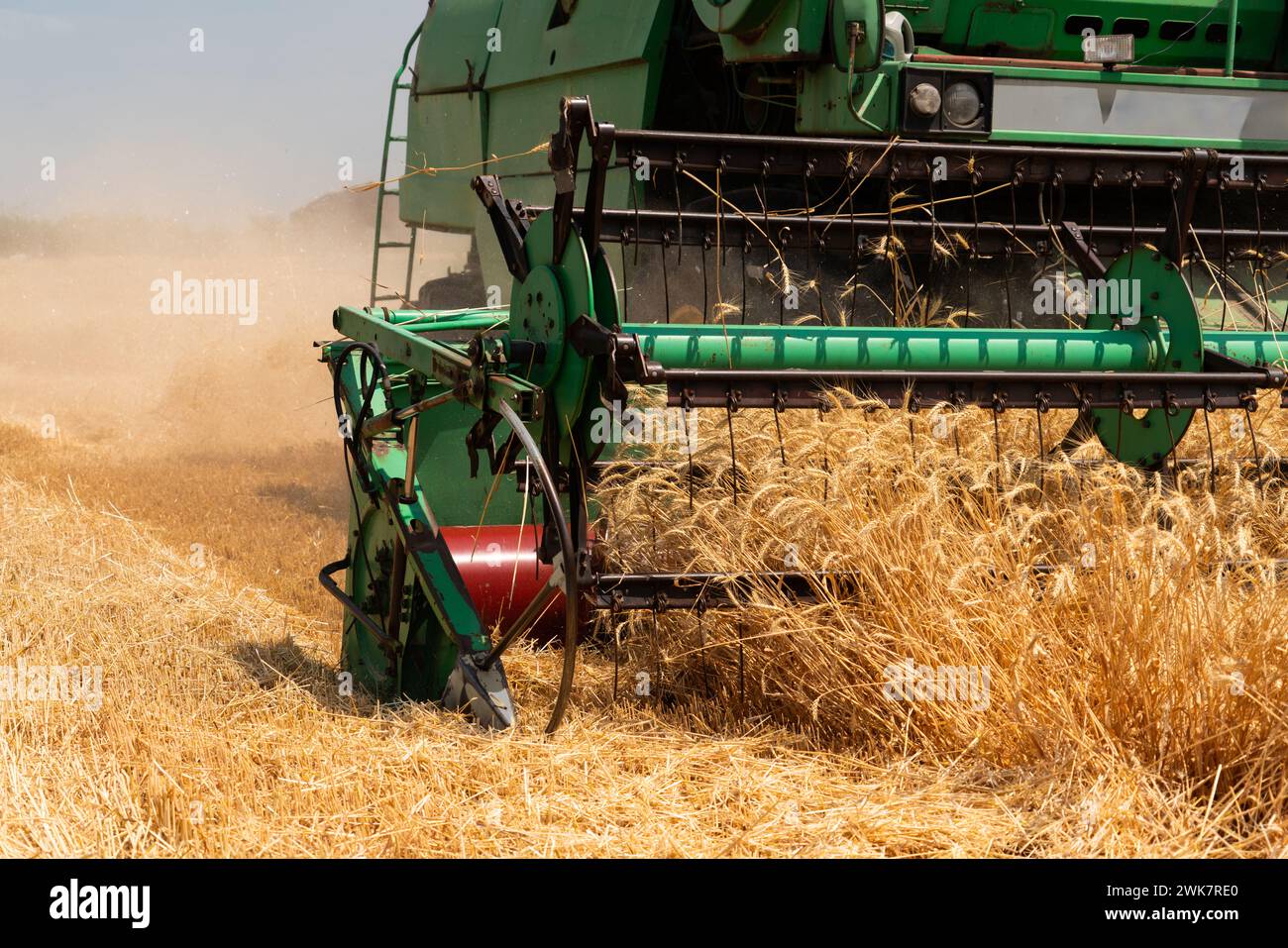 Combine harvester close up harvesting hi-res stock photography and ...