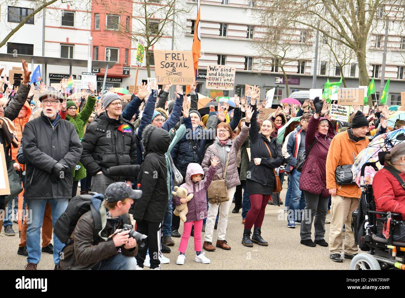 3000 Menschen demonstrieren in Saarbrücken gegen Rechts und treffen ... 3000 Menschen demonstrieren in Saarbrücken gegen Rechts und treffen ...
