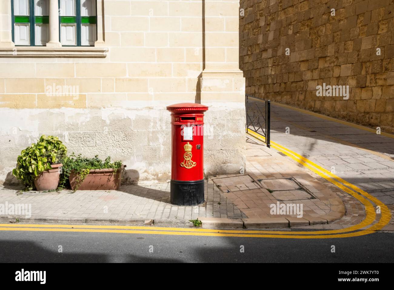 Old Maltese post box with the symbol of Queen Elizabeth II Stock Photo ...