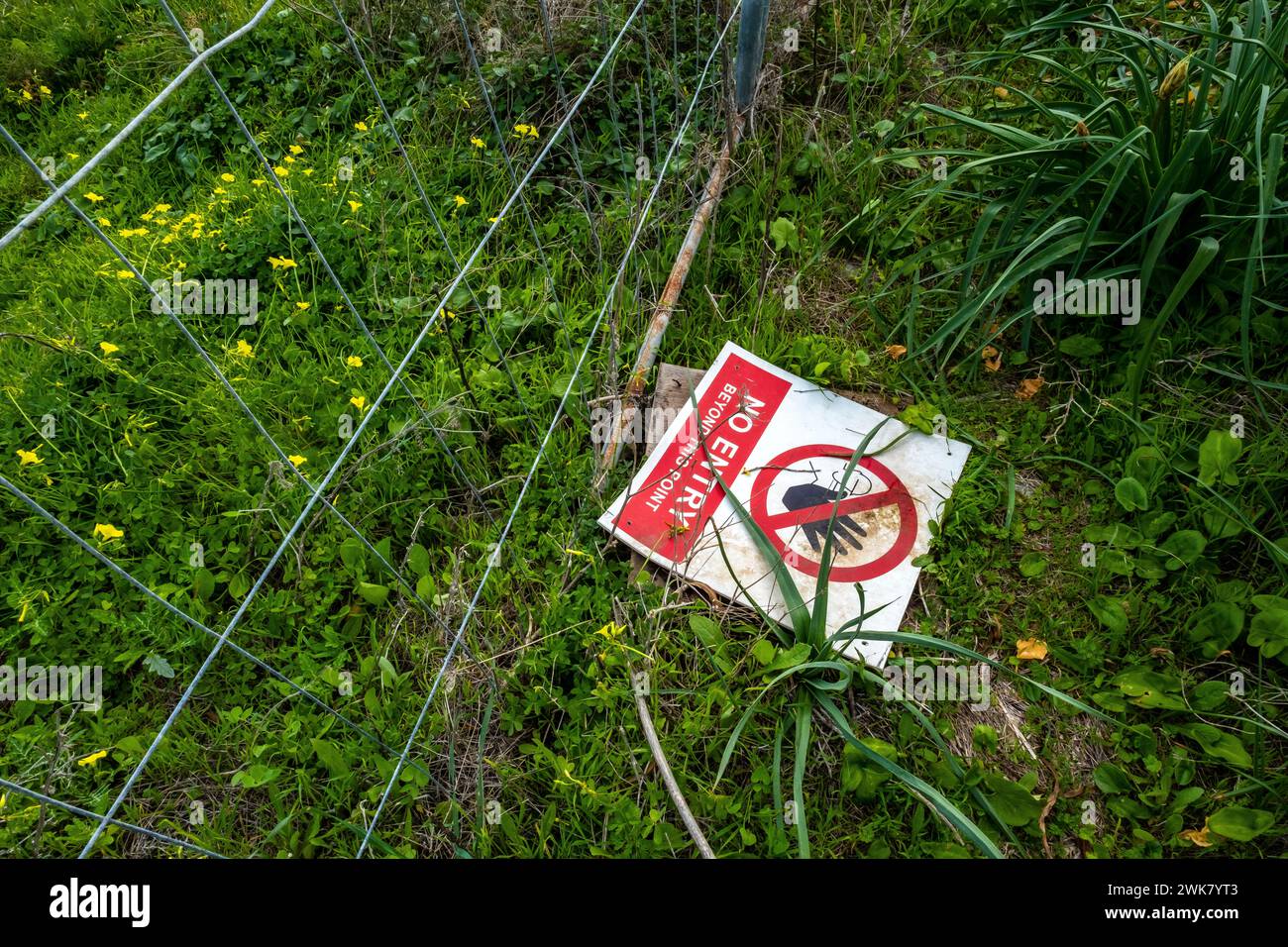A warning sig not to touch an electric fence, "No Entry' Stock Photo ...