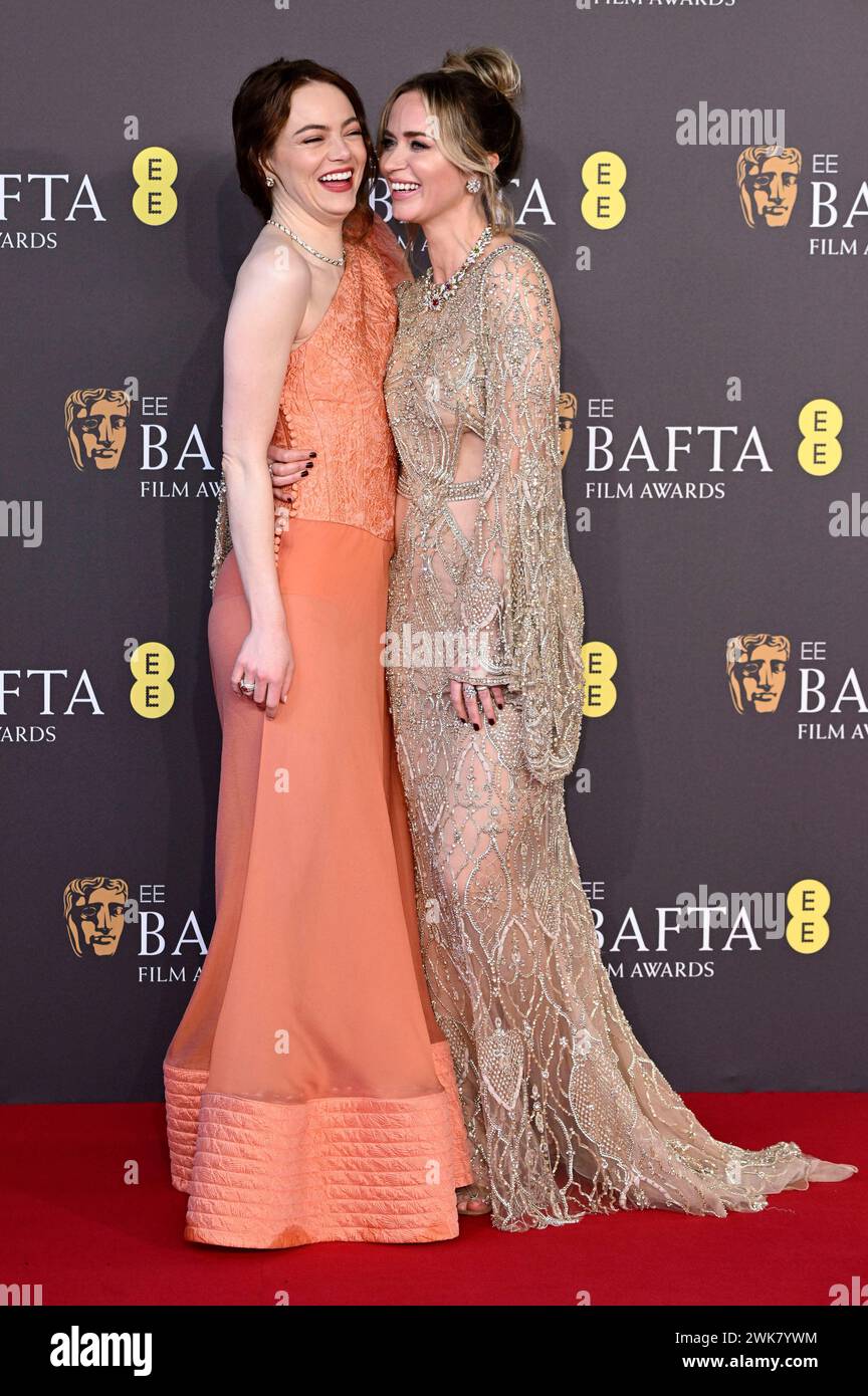 Emma Stone und Emily Blunt bei der Verleihung der BAFTA Film Awards ...