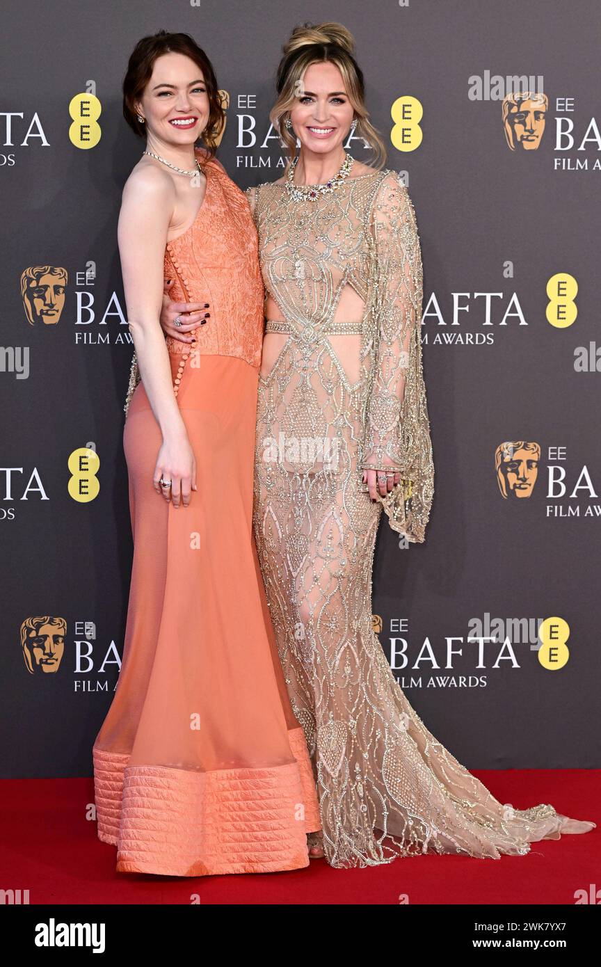 Emma Stone und Emily Blunt bei der Verleihung der BAFTA Film Awards ...