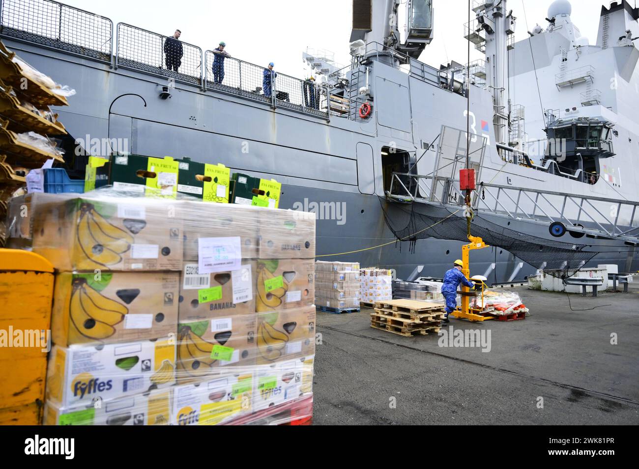 DEN HELDER - Supply of naval ship Zr.Ms. Karel Doorman to Northern ...