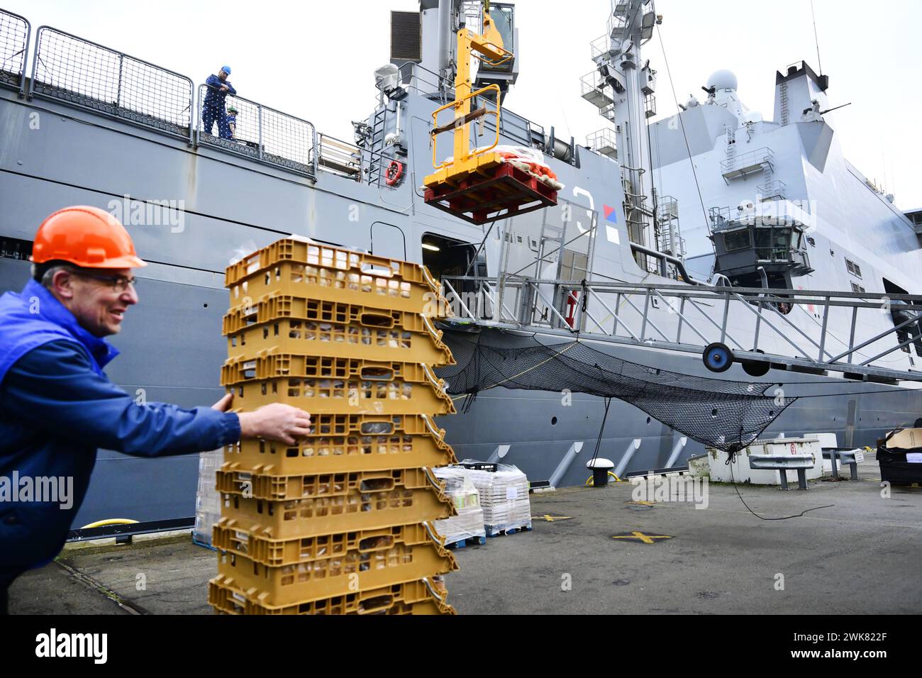 DEN HELDER - Supply of naval ship Zr.Ms. Karel Doorman to Northern ...