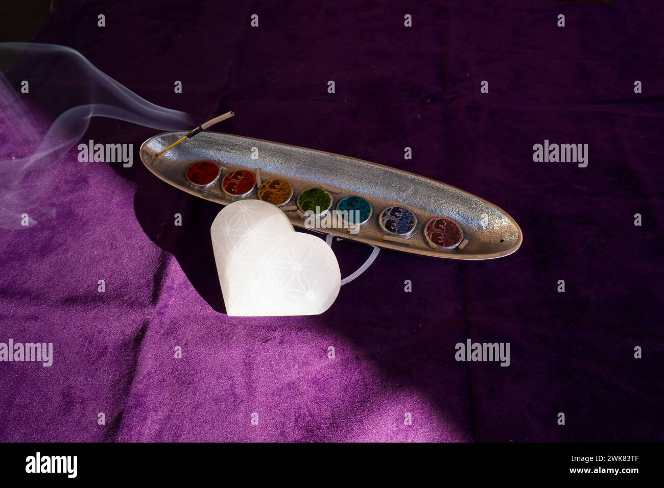 seven chakras stones, energy healing concept Stock Photo - Alamy