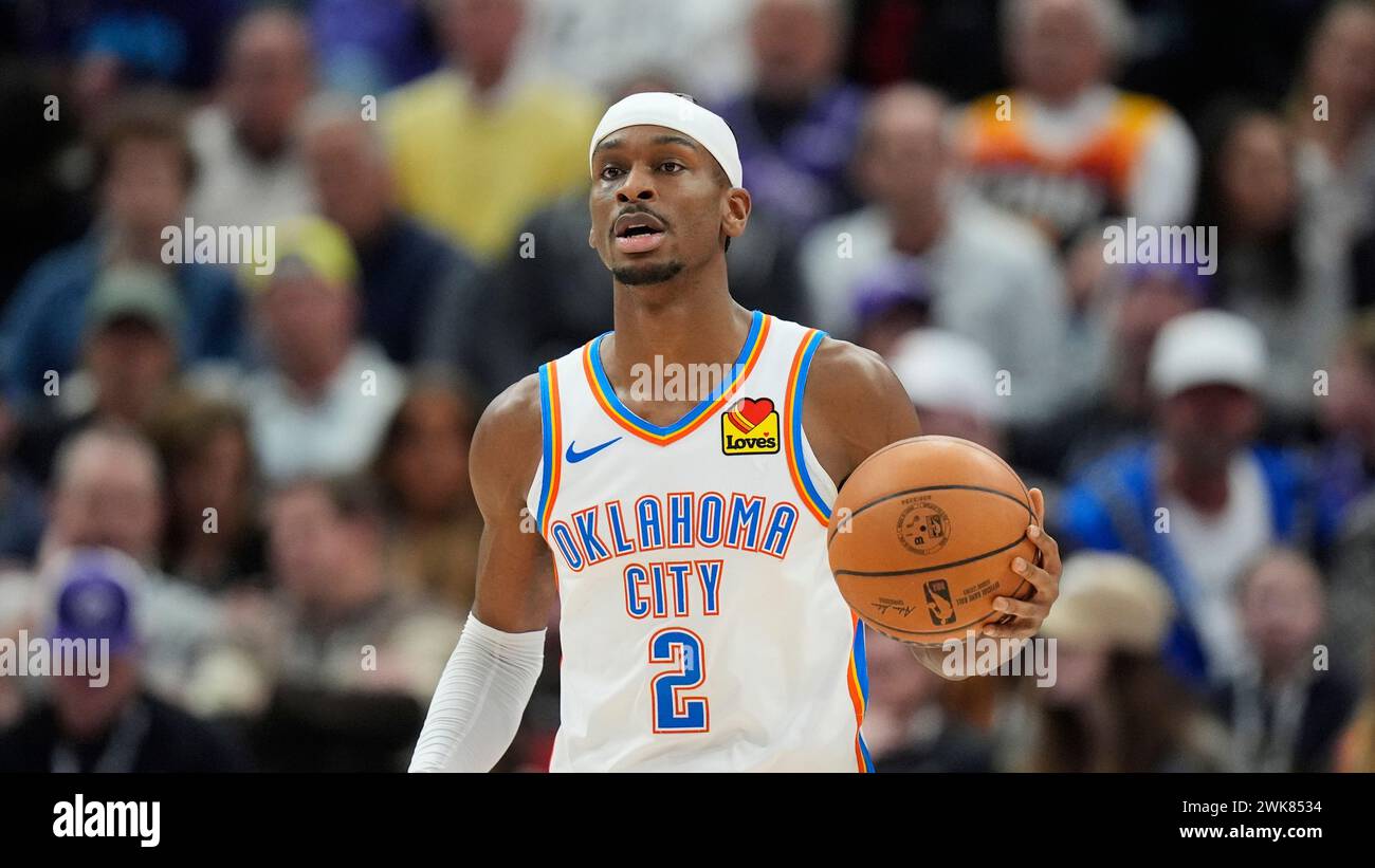 Oklahoma City Thunder guard Shai Gilgeous-Alexander (2) brings the ball ...