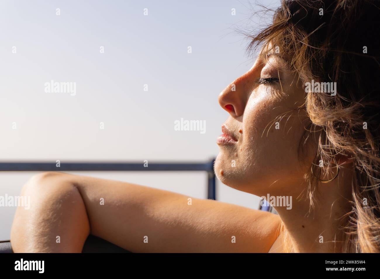 Girl sunbathing face eyes closed hi-res stock photography and images ...