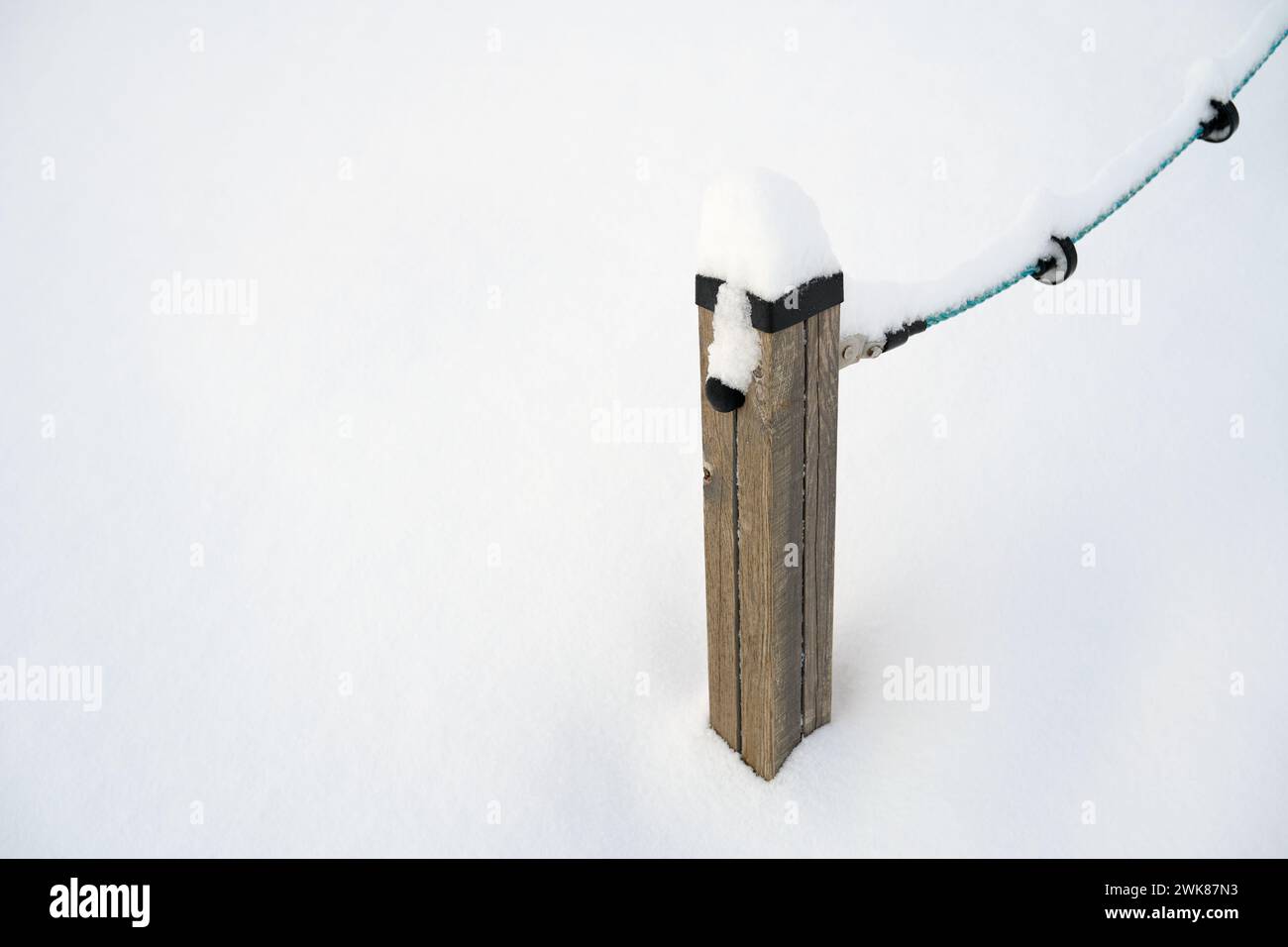 Rope and post barrier hi-res stock photography and images - Alamy