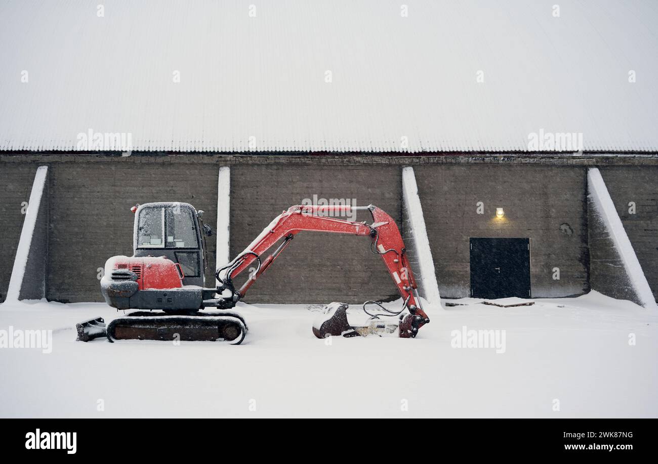 Red excavator hi-res stock photography and images - Alamy