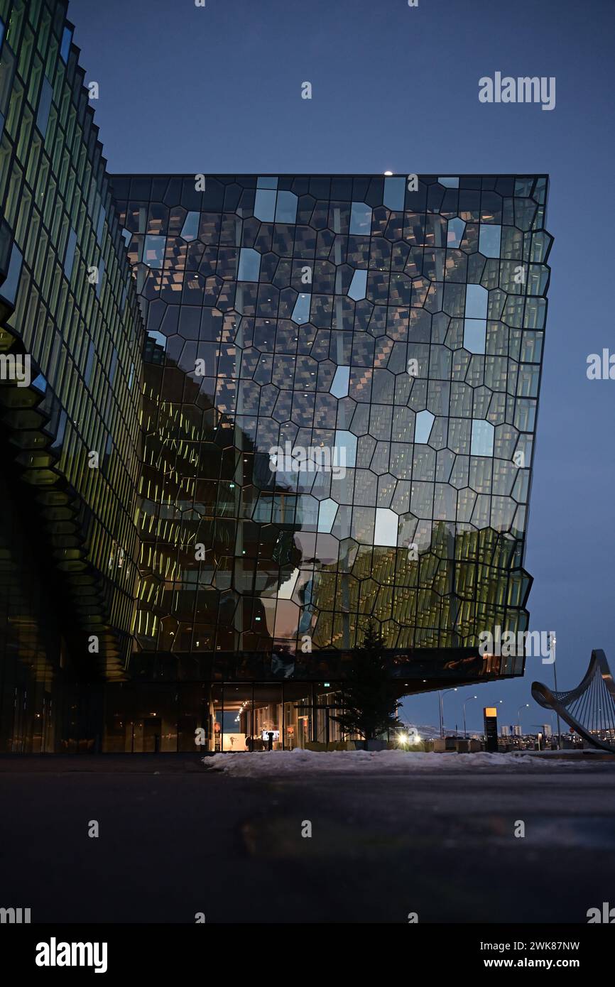 Office building glass facade by night hi-res stock photography and ...