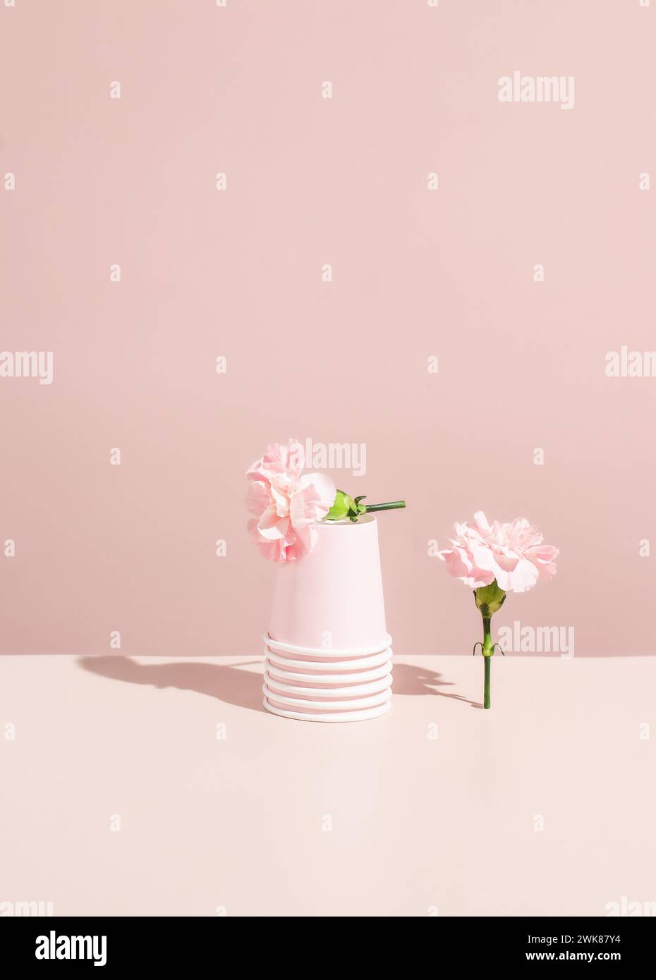 Stack of pink paper coffee cup Stock Photo - Alamy