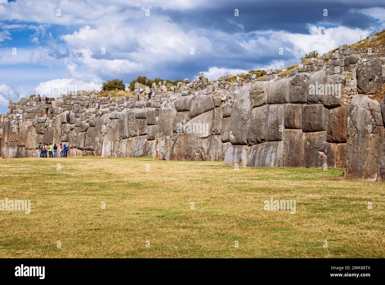 View of the wall of Sacsayhuamán in Cusco under a cloudy sky (Peru ...