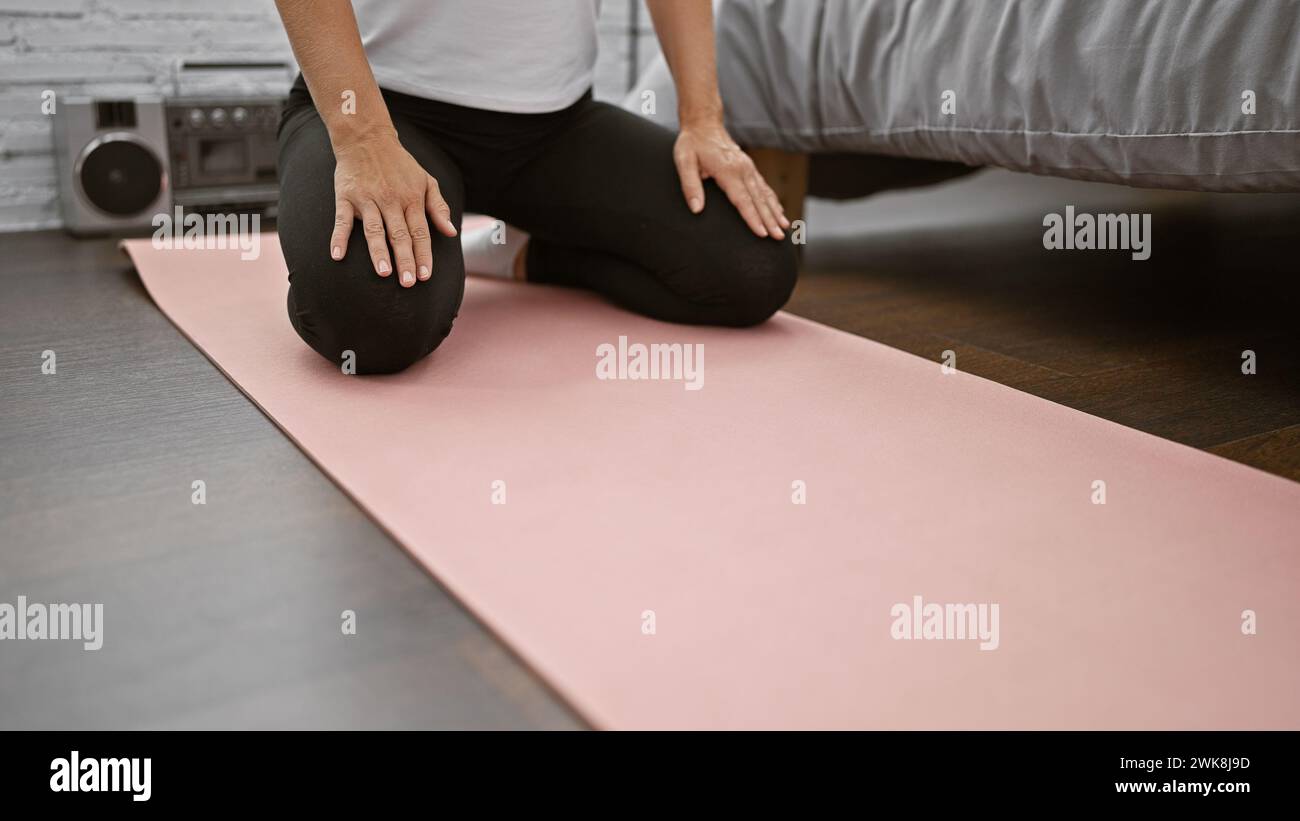 Hands resting on knees hi-res stock photography and images - Alamy