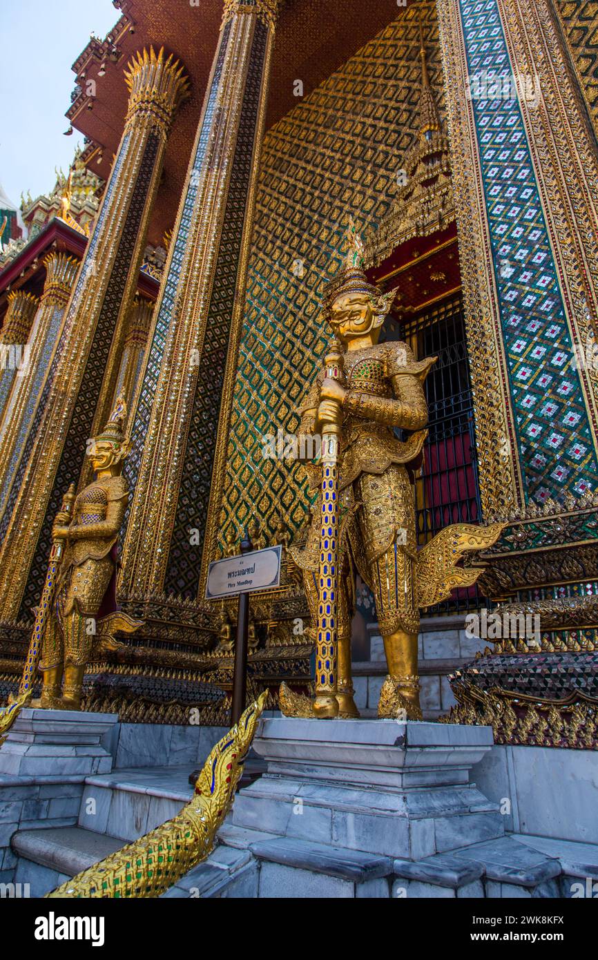 A yaksha guardian statue at the Phra Mondhop in the Grand Palace ...