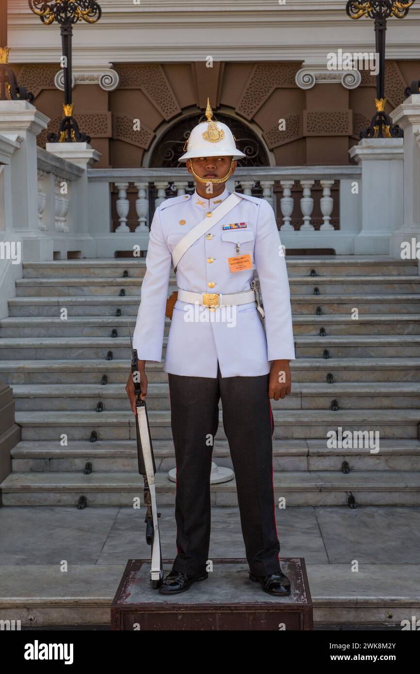 A Thai soldier in ceremonial uniform on duty at the Grand Palace ...