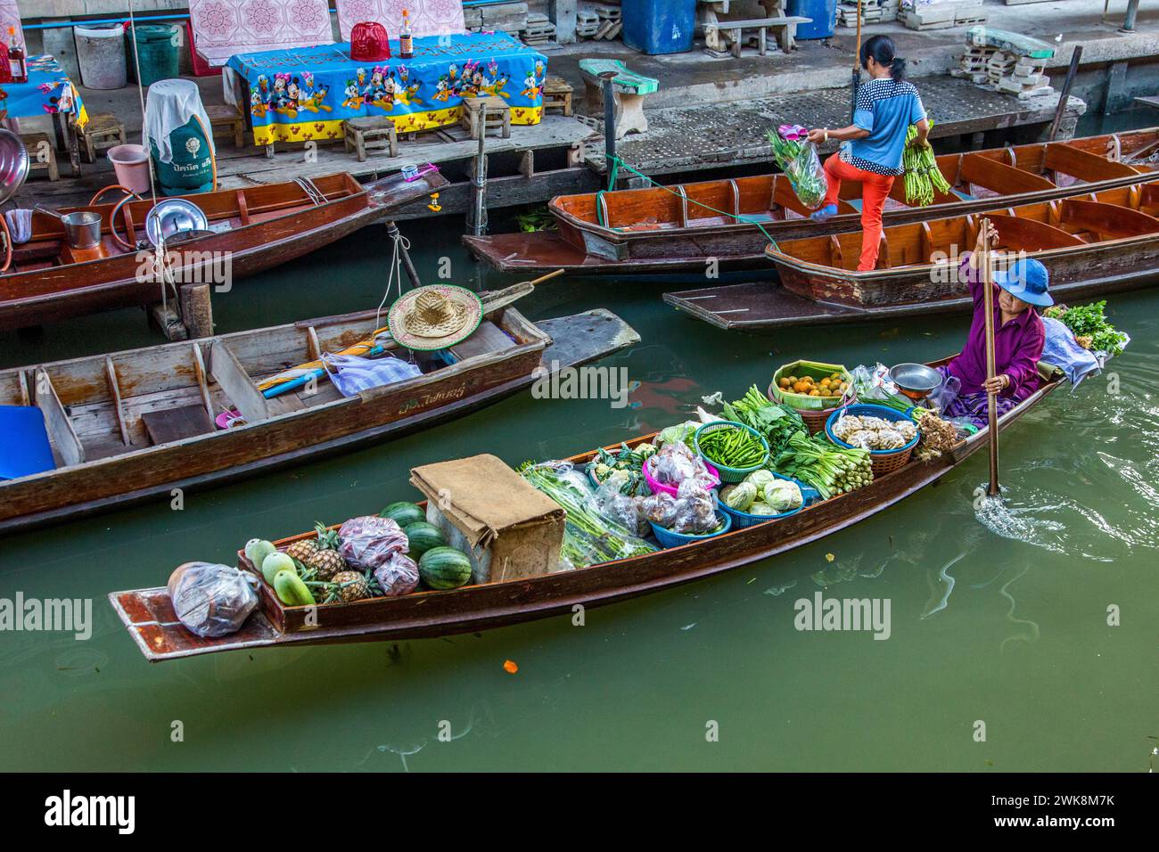 Thai vendors on their boats in the Damnoen Saduak Floating Market in ...