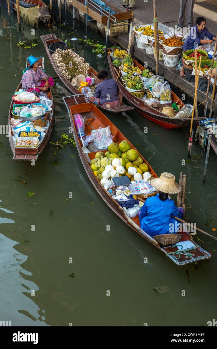 Thai vendors on their boats in the Damnoen Saduak Floating Market in ...