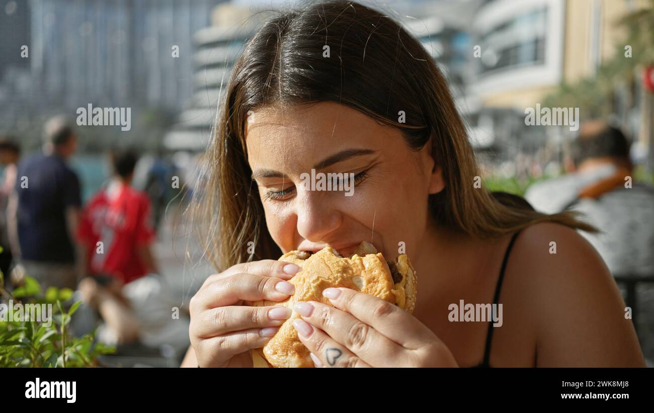 Dubai downtown eating hi-res stock photography and images - Alamy