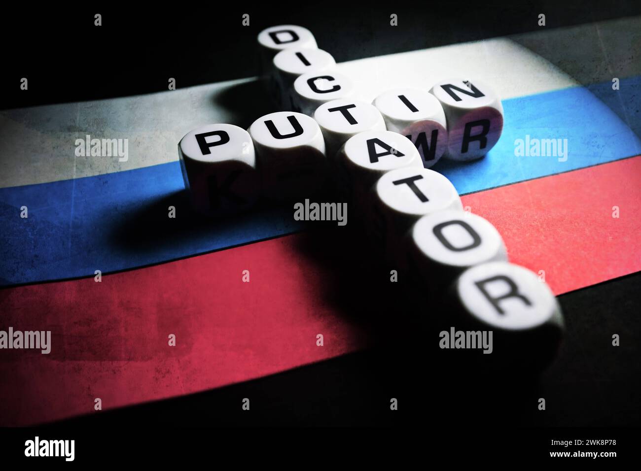 Buchstabenwürfel formen die Wörter Putin und Dictator engl. in ...