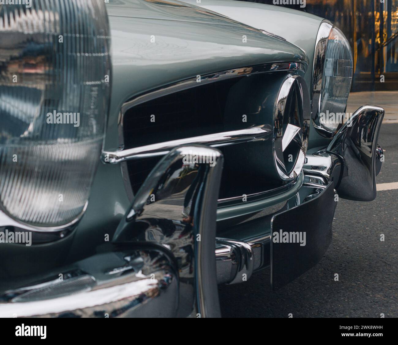 Mercedes benz car front grill hi-res stock photography and images - Alamy