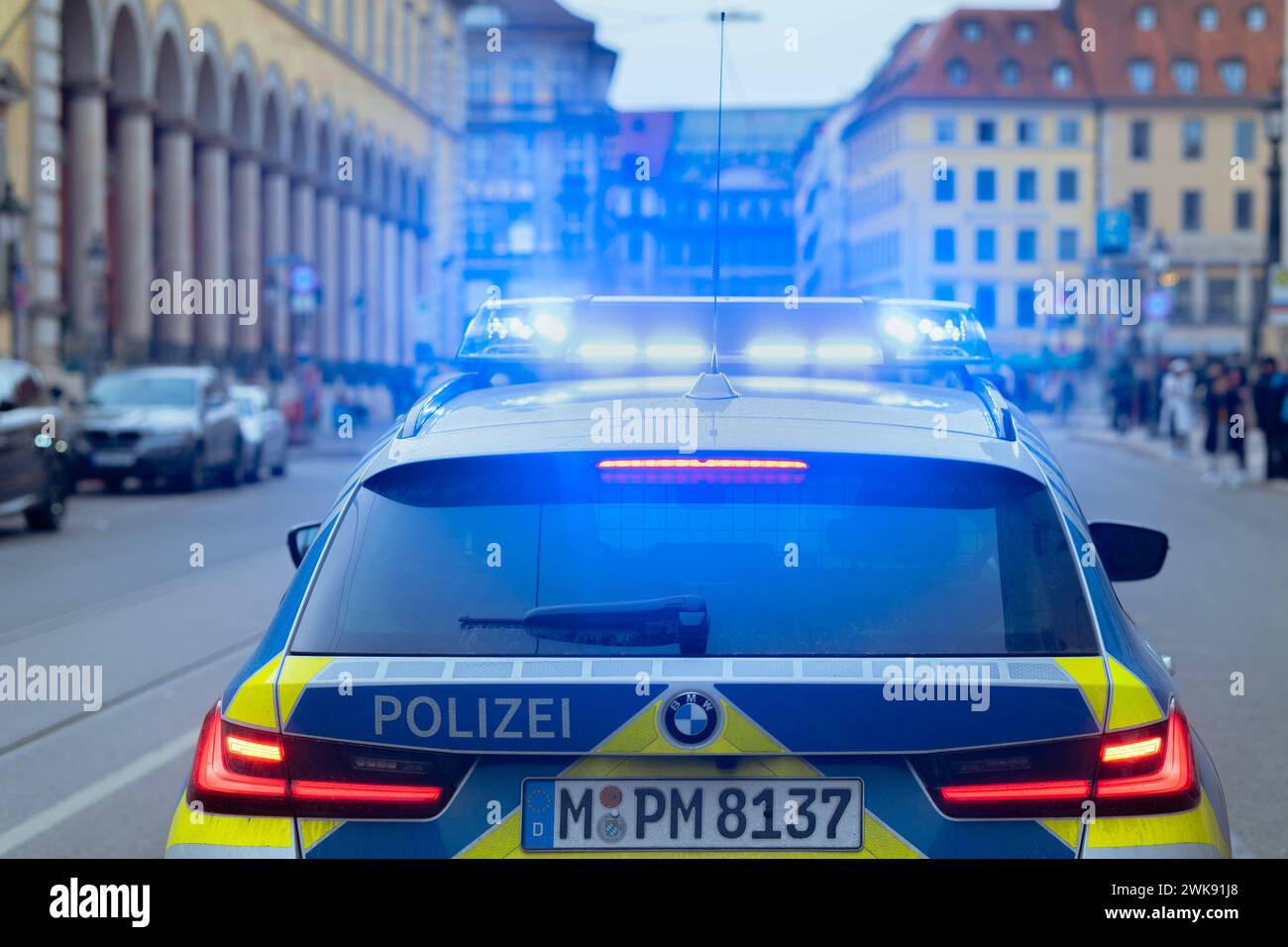 Polizeieinsatz Symbolbild Polizeiwagen während eines Polizeieinsatz mit ...