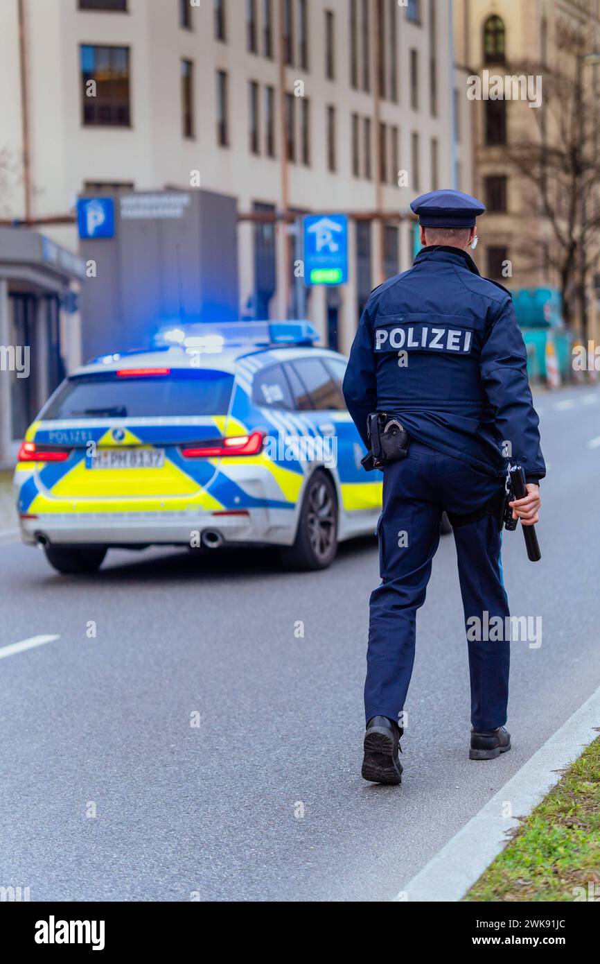 Polizeieinsatz Symbolbild Polizeiwagen während eines Polizeieinsatz mit ...