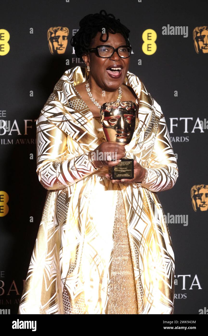 June Givanni mit dem Preis für einen herausragenden Beitrag zum ...