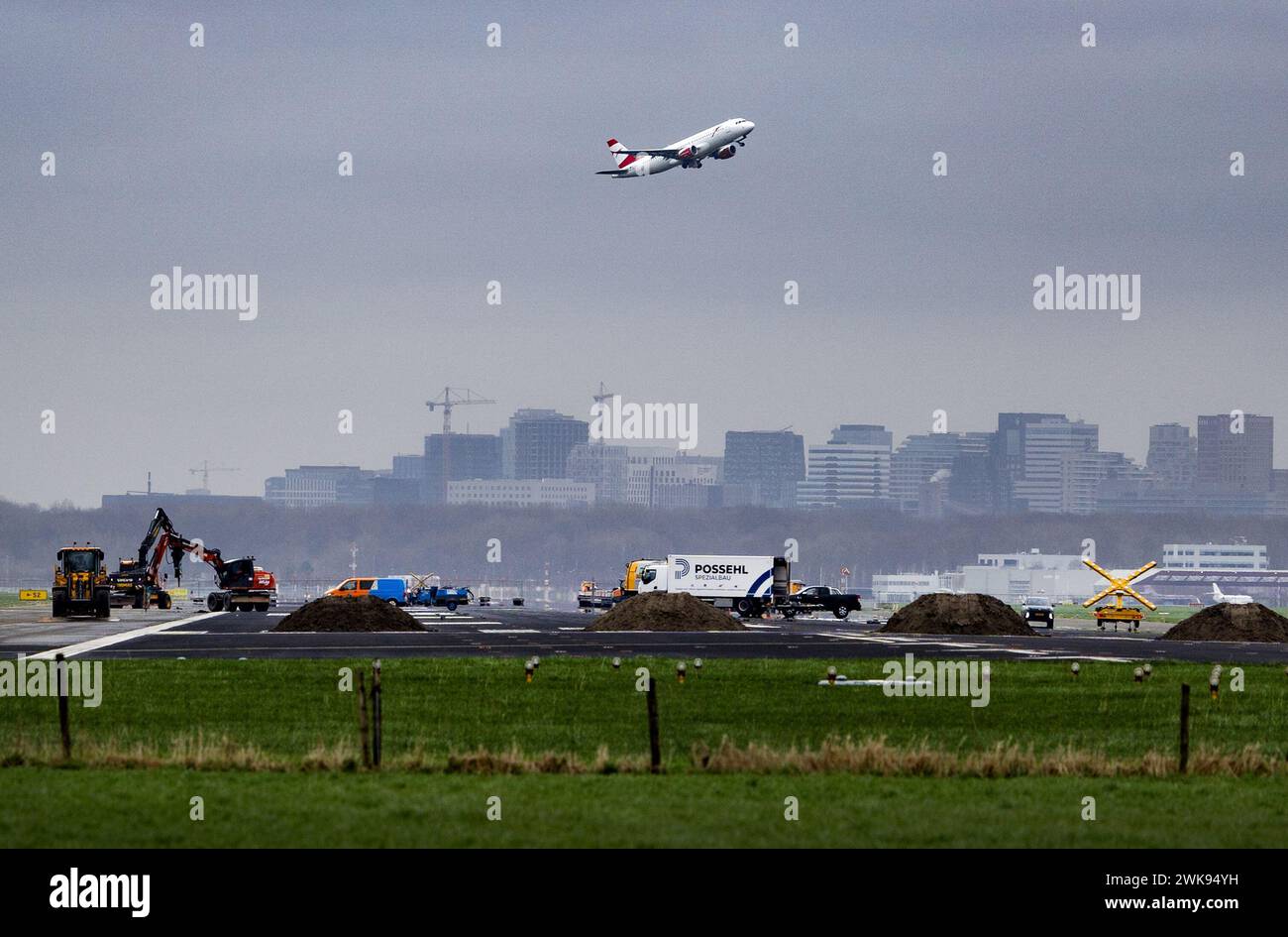 AMSTERDAM - Work on Schiphol's Kaagbaan runway, which is closed for ...
