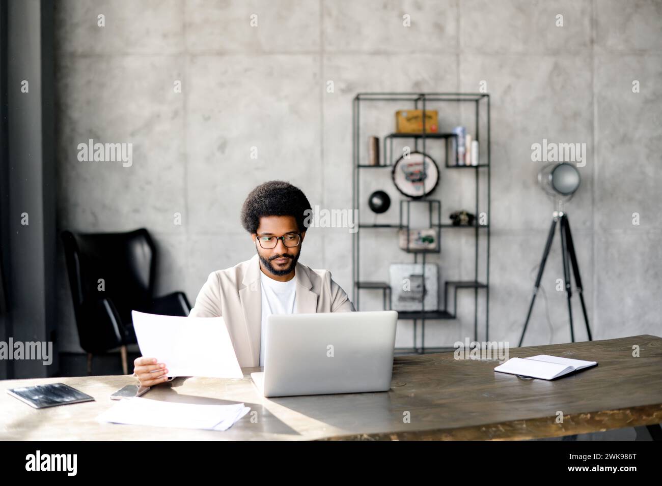 The discerning eye hi-res stock photography and images - Alamy