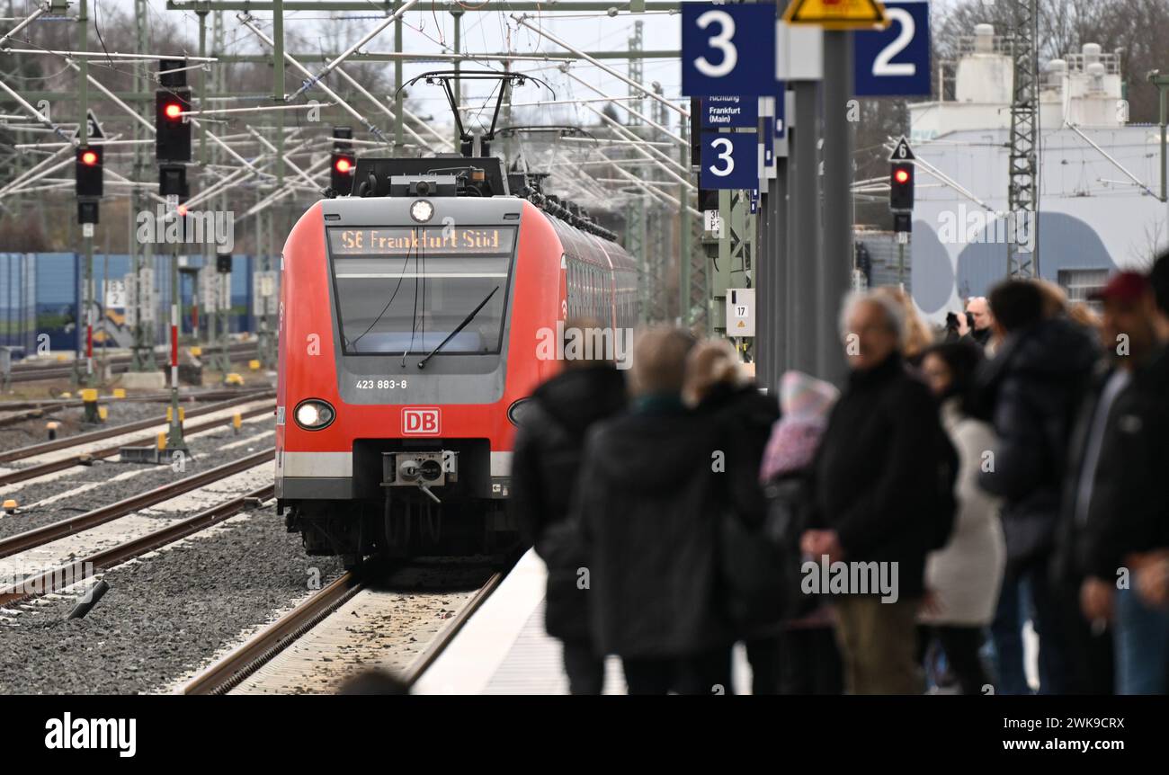 Bad Vilbel, Germany. 19th Feb, 2024. An S-Bahn train on line S6 arrives ...