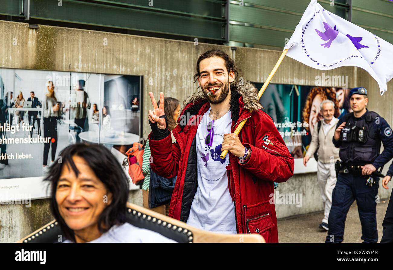 Die Freiheitstrychler werden von der Zürcher Stadtpolizei vom ...
