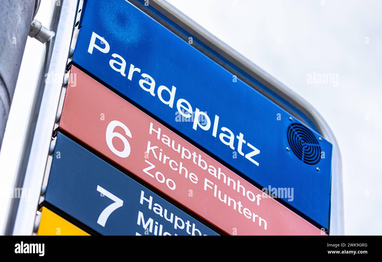 Schild der Tramhaltestelle der Tramlinie 6 und 7 am Zürcher Paradeplatz ...