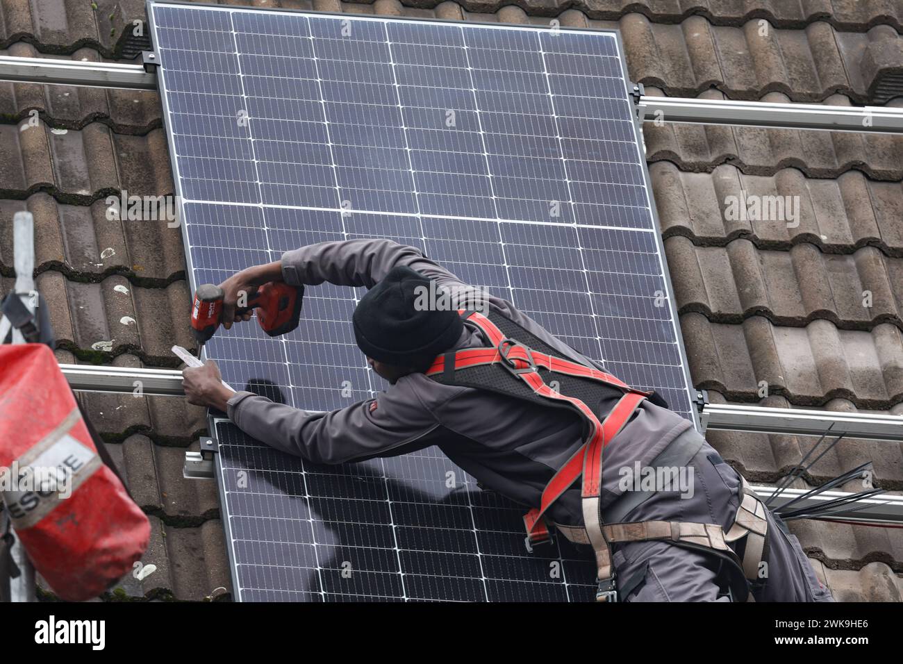 Symbolfoto Solaranlage, Photovoltaikanlage, Solarmodule, installieren ...