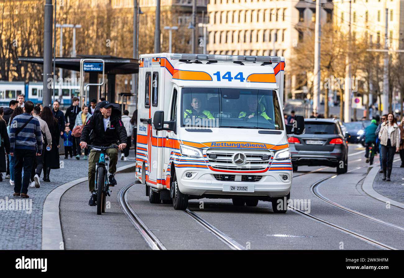 Rettungsdienstmitarbeiter hi-res stock photography and images - Alamy
