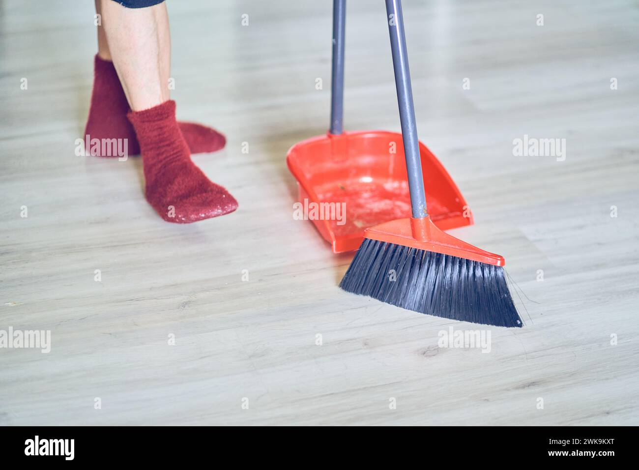 Using dustpan hi-res stock photography and images - Alamy